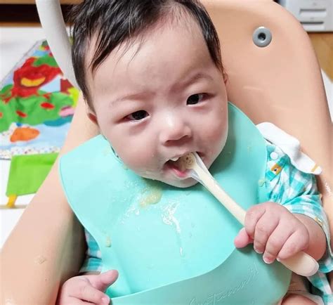 작년 오늘 또 올려보기 😍 사과미음 먹던때인데 5개월이였대~~ 육아쓰팔 인팔 쓰팔 맞팔