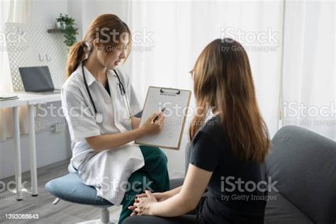 흰색 유니폼을 입은 집중 여성 의사가 환자에게 전문적인 상담을합니다 의료 및 의료 개념 건강 진단에 대한 스톡 사진 및 기타