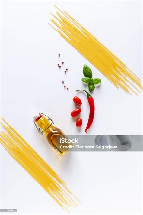 전통적인 이탈리아 파스타 스파게티 체리 토마토 바질 올리브 오일 칠리 페퍼 맨 위 보기 클로즈업 흰색 배경의 복사 공간 건강한 식생활에 대한 스톡 사진 및 기타 이미지