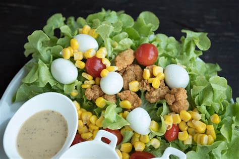 녹색 참나무 양상추 옥수수 토마토 튀긴 닭고기와 메 추리 알이 있는 신선한 샐러드 그릇 건강한 생활방식에 대한 스톡 사진 및