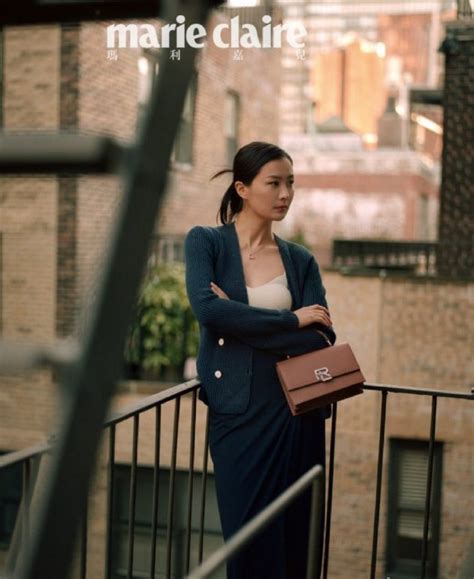 前tvb花旦陈法拉拍写真，穿吊带长裙美撼凡尘，穿职业装充满知性美 哔哩哔哩