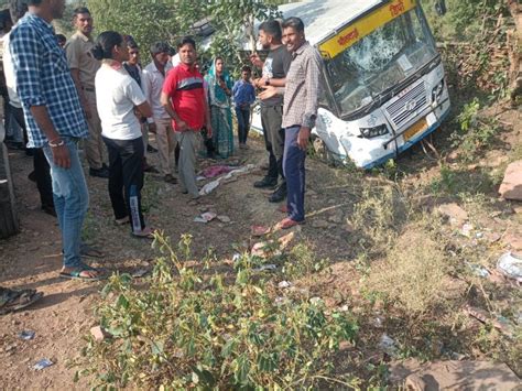 Uncontrolled Roadways Bus Falls Into Ditch One Dead सवारियों से भरी