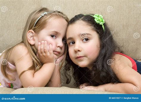 Zwei Nette Kleine Mädchen Stockbild Bild Von Schwester 6651027