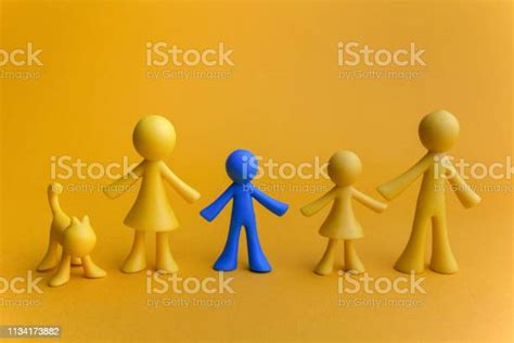 노란색 배경에 하나의 다른 아이와 인형 가족 디자인입니다 자폐증 기호 0명에 대한 스톡 사진 및 기타 이미지 0명 개발