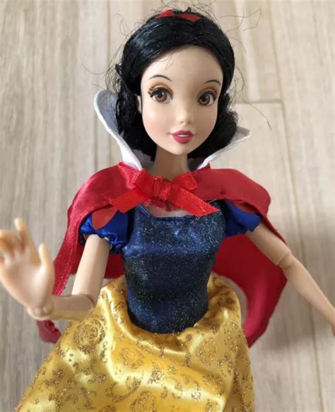 Disney Store Princess Snow White Classic Doll With Dress And Cloak £1500