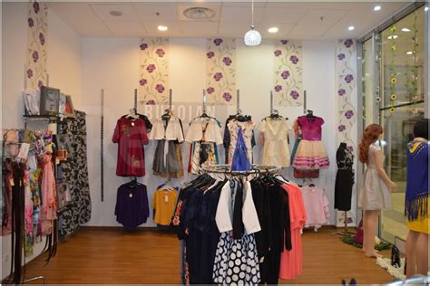 Galerie Foto S A Deschis „deluxe” Magazinul Tău De Haine Reporter