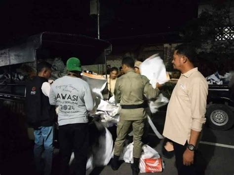 Dini Hari Pertama Masa Tenang Bawaslu Malra Tertibkan 141 APK