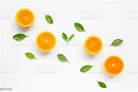 白い背景に分離された葉と新鮮なオレンジ柑橘系の果物 ほっそりしたのストックフォトや画像を多数ご用意 ほっそりした まぶしい