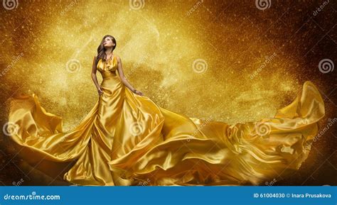 Modelo De Moda Del Oro Dress Tela Que Fluye Del Vestido De Seda De Oro