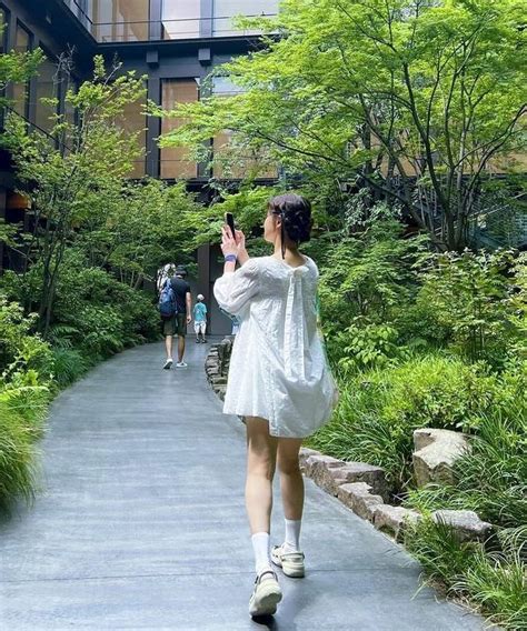 패션엔 오연서 동화 뚫고 나온 듯 러블리한 하의실종 엠보싱 원피스 나들이룩