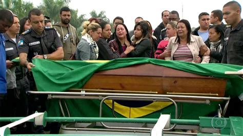 Mais dois policiais militares mortos são enterrados no Rio RJ1 G1