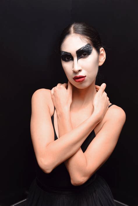 Black Swan Photoshoot Ideas Photoshootideas Blackswan