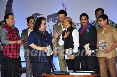 Bollywood Top Singers At Event Of Sameer Anjaan Receiving The Guinness