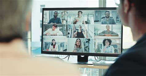 모니터 연락처 및 웨비나를 위해 사무실에서 비즈니스맨과의 화상 통화 컴퓨터 화면 및 온라인 회의 가상 회의 디지털 채팅 및 네트워킹을 위한 직원과의 커뮤니케이션 20 24