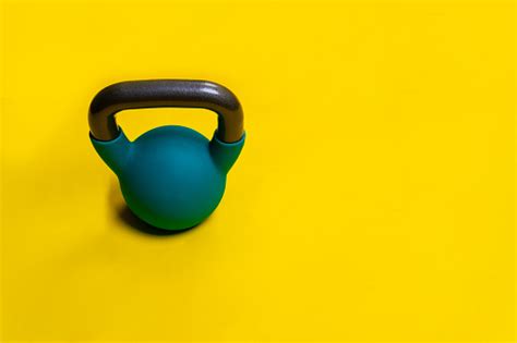 Kettlebell 스페이스 블루의 배경 노란색 텍스트로 격리 된 피트니스 건강한 라이프 스타일 체중 색상을위한 검은 색에서
