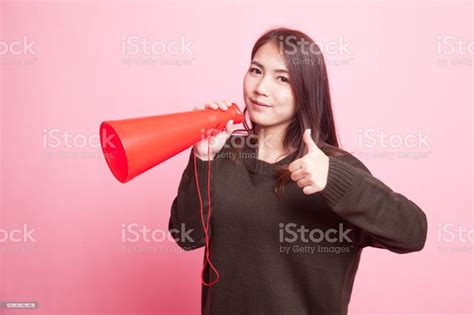 아름 다운 젊은 아시아 여자 엄지손가락 표시 확성기와 함께 발표 했다 귀여운에 대한 스톡 사진 및 기타 이미지 귀여운