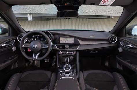サーキットでの精度と熱意 アルファロメオジュリアクアドリフォリオへ試乗 100周年記念仕様 AUTOCAR JAPAN