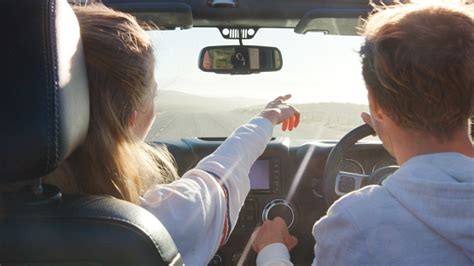 산이 있는 시골 도로를 따라 컨버터블 자동차로 운전하는 도로 여행에 젊은 부부의 뒷모습 20 29세에 대한 스톡 사진 및 기타