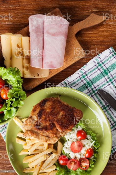 커 틀 릿 코르 동 블루와 돼지고기 로스가 프렌치 프라이와 함께 제공 됩니다 0명에 대한 스톡 사진 및 기타 이미지 0명