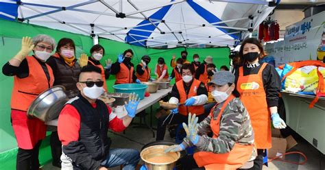 화보 통닭 400마리 닭강정 의료진에 전한 포항 사랑의밥차