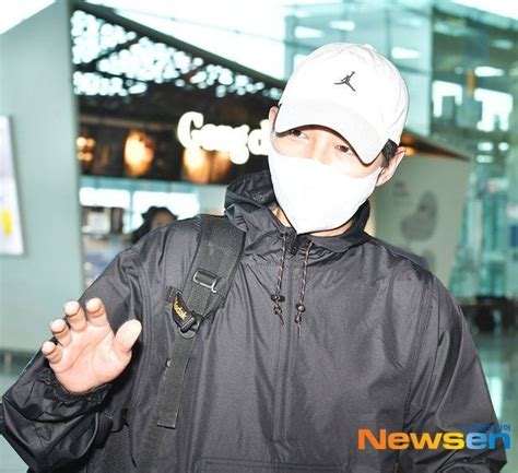 10 Potret Song Joong Ki Tiba Di Jakarta Disambut Ramai Fans