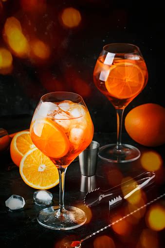 Aperol 큰 와인 잔에 칵테일을 분출 이탈리아 낮은 알코올 차가운 음료 도구와 카운터 배경 바 어두운 여름 검은색에 대한