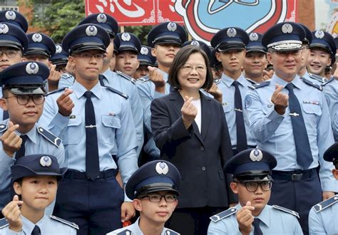 總統蔡英文（2排右2）10日出席國軍109年三軍士官新生聯合開學典禮，蔡總統感謝熱血年輕人加入保家衛國行列，為國軍注入新血，並合影留念