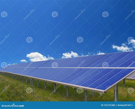 Pain Is Solares Em Um Telhado Egology E Conceito Verde Da Energia Foto De Stock Imagem De