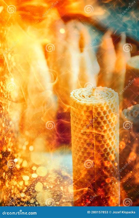 Hermosas Velas De Cera De Abejas Hechas A Mano De Diferentes Formas Efecto De Incendio Imagen