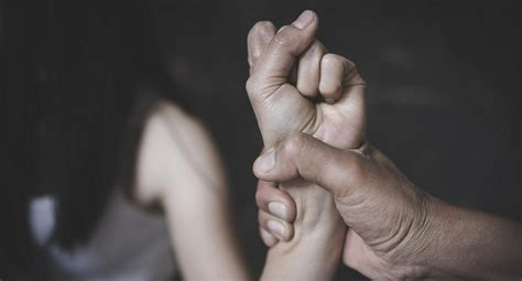 Mujer que mató a su esposo lo habría apuñalado al defenderse de golpiza