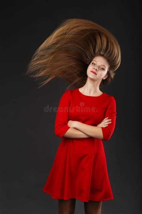 Retrato De Una Muchacha Hermosa Joven Sonriente En Un Vestido Rojo Con