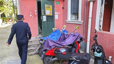 石门二路街道综合行政执法队开展电动自行车违规充电专项检查行动整治当事人进行