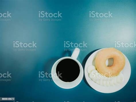 바나나와 파란색 배경으로 아침 시간에서 도넛 흰색 컵에 블랙 커피에서 상위 뷰 0명에 대한 스톡 사진 및 기타 이미지 0명 갈색 개념 Istock