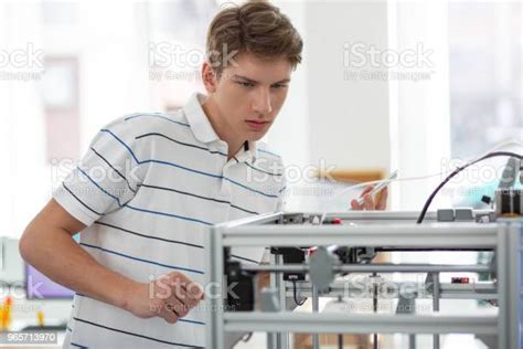 3d 프린터의 성능을 모니터링 하는 즐거운 젊은 남자 3차원 인쇄에 대한 스톡 사진 및 기타 이미지 3차원 인쇄 3차원 형태 Qualification Round