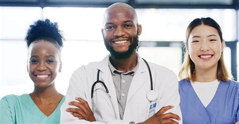Gesundheitswesen Teamarbeit Und Porträt Von Glücklichen Ärzten Lächeln