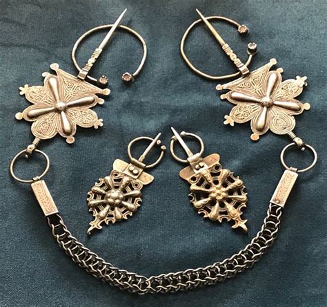 Deux paires de fibules une paire reliées par une chaîne Catawiki