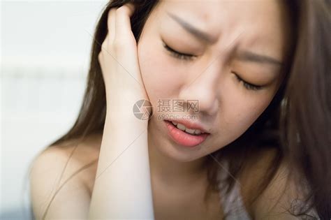 蛀牙牙痛坐在床上的女生高清图片下载 正版图片500670296 摄图网