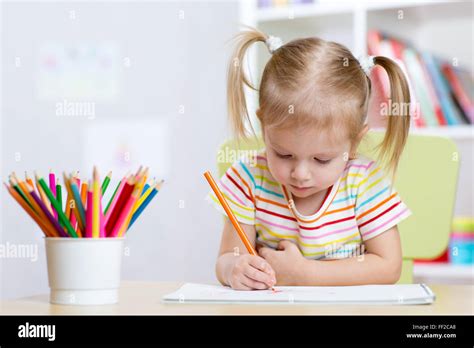 Fille En Classe Avec Un Crayon Banque De Photographies Et Dimages à
