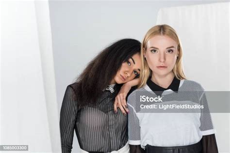 백인 여자는 흰색 절연에 기대어 매력적인 아프리카계 미국인 여자의 초상화 갈색 머리에 대한 스톡 사진 및 기타 이미지 갈색 머리 개념 검은색 Istock