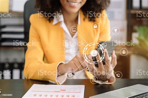 저작권 또는 특허 개념 가상 화면 저작권 아이콘 상표가 있는 노트북 컴퓨터 태블릿 및 스마트폰을 사용하는 사람 손 사무실에서 불법 복제에 대한 창작 소유권 20 24세에