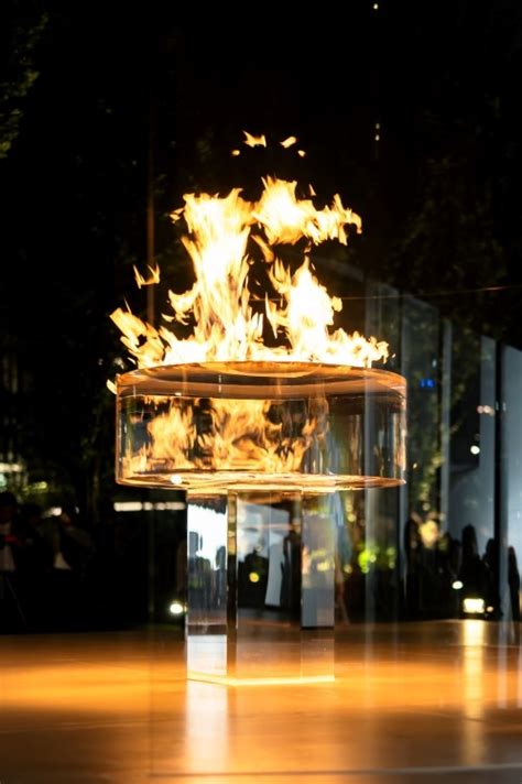吉岡徳仁の4年ぶりとなる展覧会「吉岡徳仁 Flame − ガラスのトーチとモニュメント」を開催 Artandculture Fashion