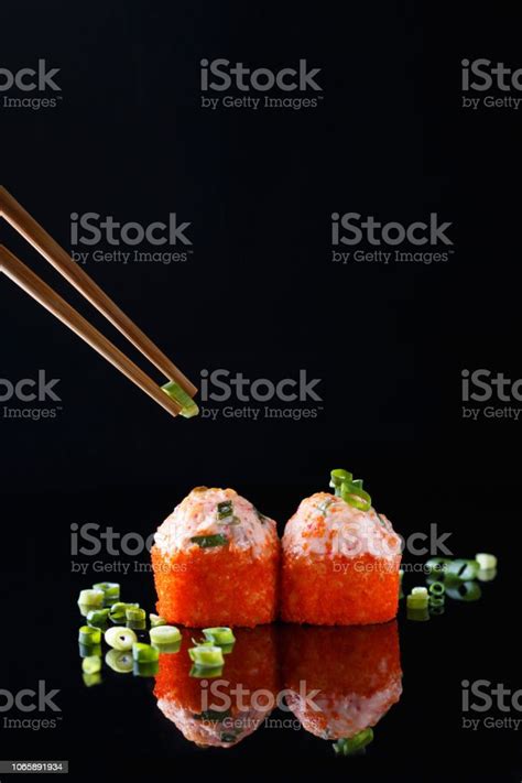 식욕을 돋 우는 구운된 초밥 반사 메뉴와 레스토랑 개념에 젓가락으로 생선 녹색 양파와 롤 0명에 대한 스톡 사진 및 기타 이미지 0명 건강한 식생활 고추냉이 Istock