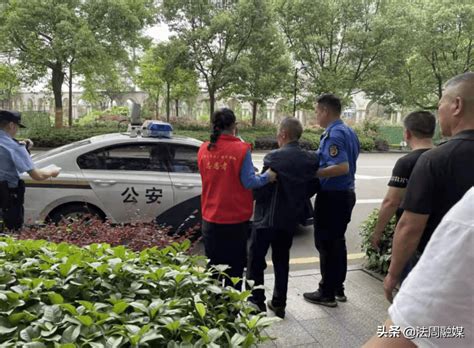 常德火车站广场管理处“我为群众办实事”之——在“扶与不扶”之间没犹豫老人