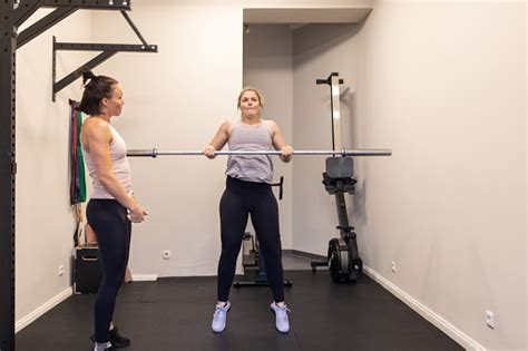 피트니스 스튜디오에서 바벨 운동을하는 여자를보고 개인 트레이너 데드리프트에 대한 스톡 사진 및 기타 이미지 데드리프트 2명 강사 Istock