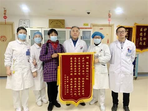 赋诗一首制锦旗，心梗患者表谢意丨身边的“医”靠康先生医护治疗