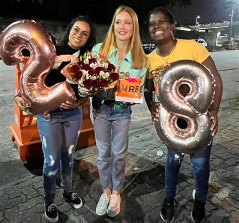 Marina Ruy Barbosa ganha festa e bolo dos fãs Surpresa dos Marináticos