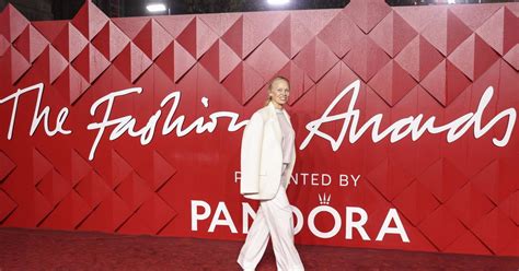 Pamela Anderson Irriconoscibile Come Si Presenta Sul Red Carpet Guarda
