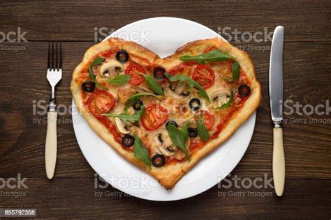 포크와 나이프 먹을 준비가 흰색 접시에 피자 모양의 심장 나무 테이블에 발렌타인 이탈리아 요리입니다 0명에 대한 스톡 사진 및 기타 이미지 Istock