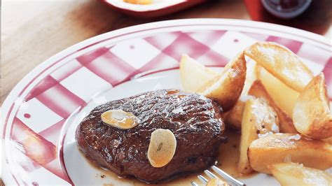 Knoflookbiefstuk Met Frites En Salade Recept Allerhande Albert