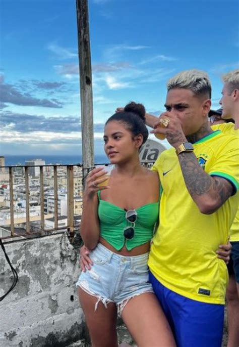 Olha a mão boba Bella Campos e MC Cabelinho esquentam clima em foto na